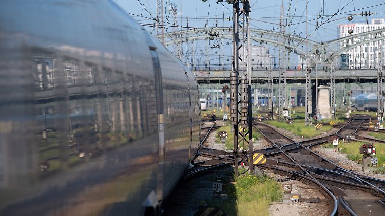 "Flankenfahrt" nahe Münchner Hbf: Bauzug schiebt ICE vom Gleis - n-tv.de