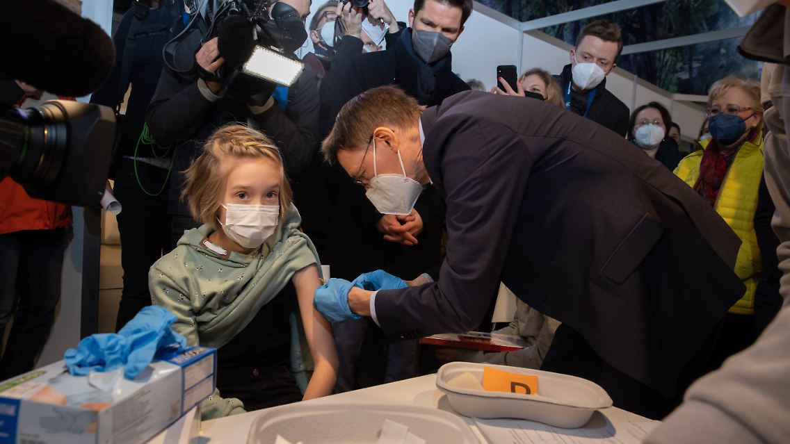 Als Minister und Arzt in Aktion: Lauterbach greift selbst zur Spritze ...