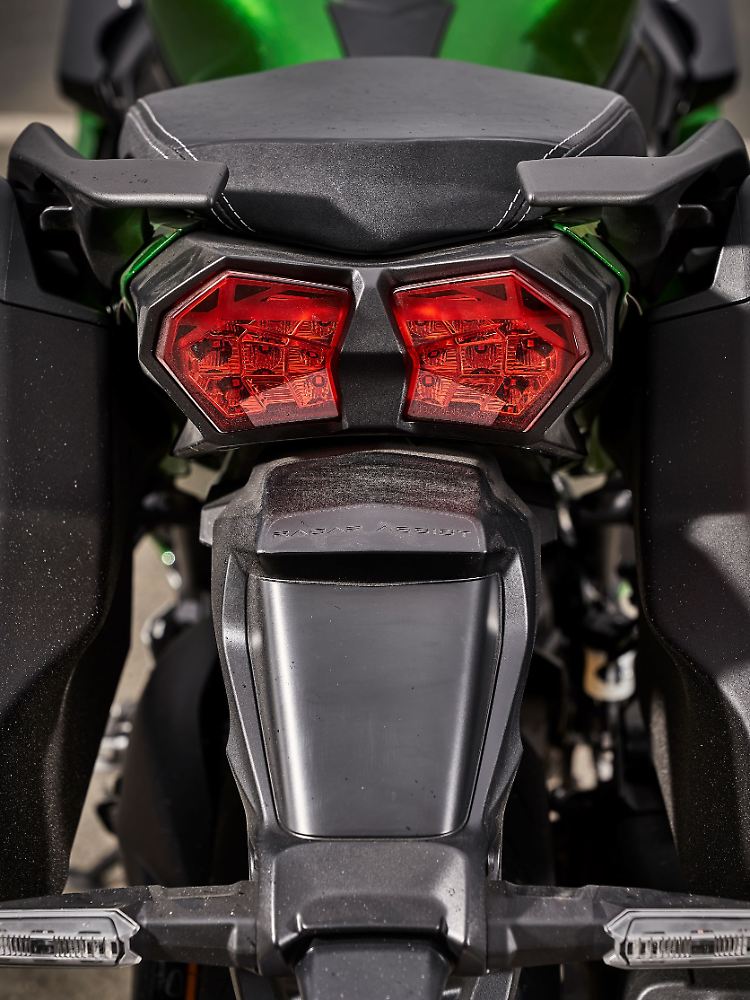 Der Überflieger aus Japan: Kawasaki H2 SX SE - bis ins Detail ...