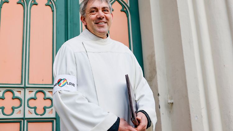 Hamburg & Schleswig-Holstein: Botschaft zur WM-Zeit: Pastor trägt "One ...