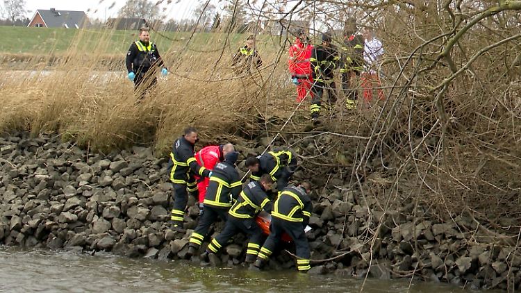 Der Tag: Schrecklicher Fund: Feuerwehr zieht Leiche aus der Norderelbe ...