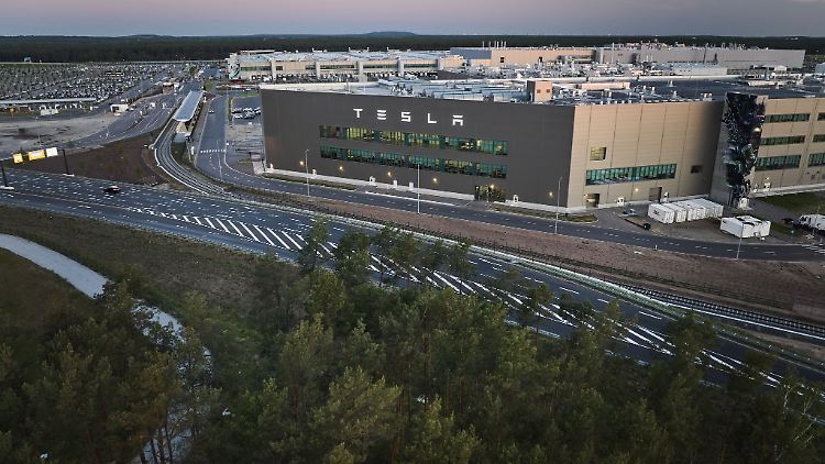Berlin & Brandenburg: Tesla-Bahnshuttle zwischen Erkner und Grünheide ...